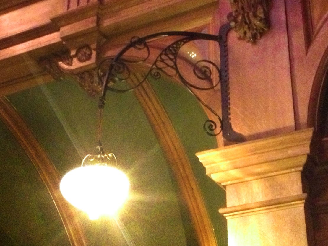 Victorian style lighting to achieve an authentic Victorian effect