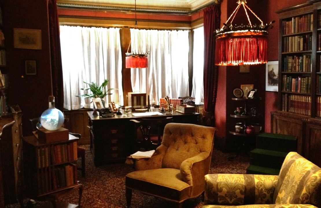 Victorian style lighting to achieve an authentic Victorian effect